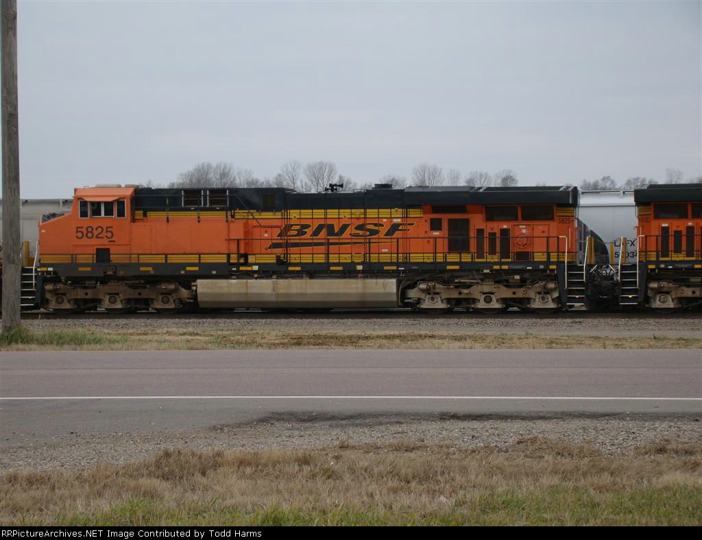 BNSF 5825